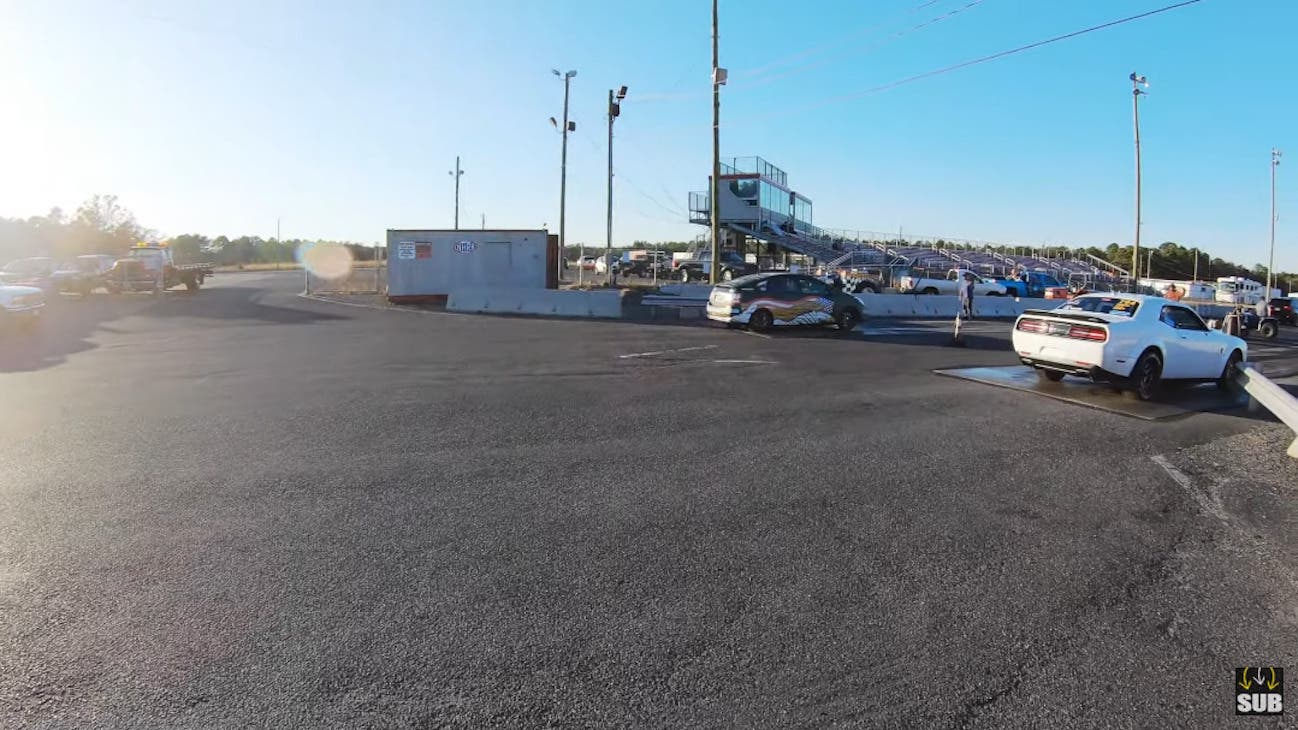 Dodge Challenger SRT Hellcat sfida una Prius con motore Hemi | Video ...