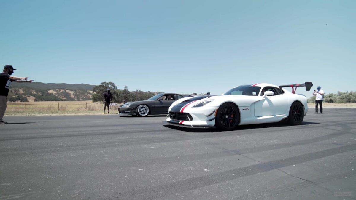 Dodge Viper ACR sfida una Nissan 240SX modificata in una drag race ...