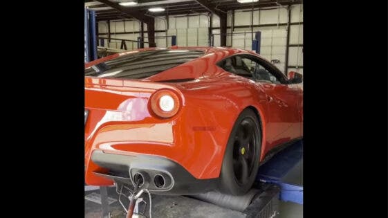 Dodge Viper e Ferrari F12berlinetta si sfidano in una drag race ...