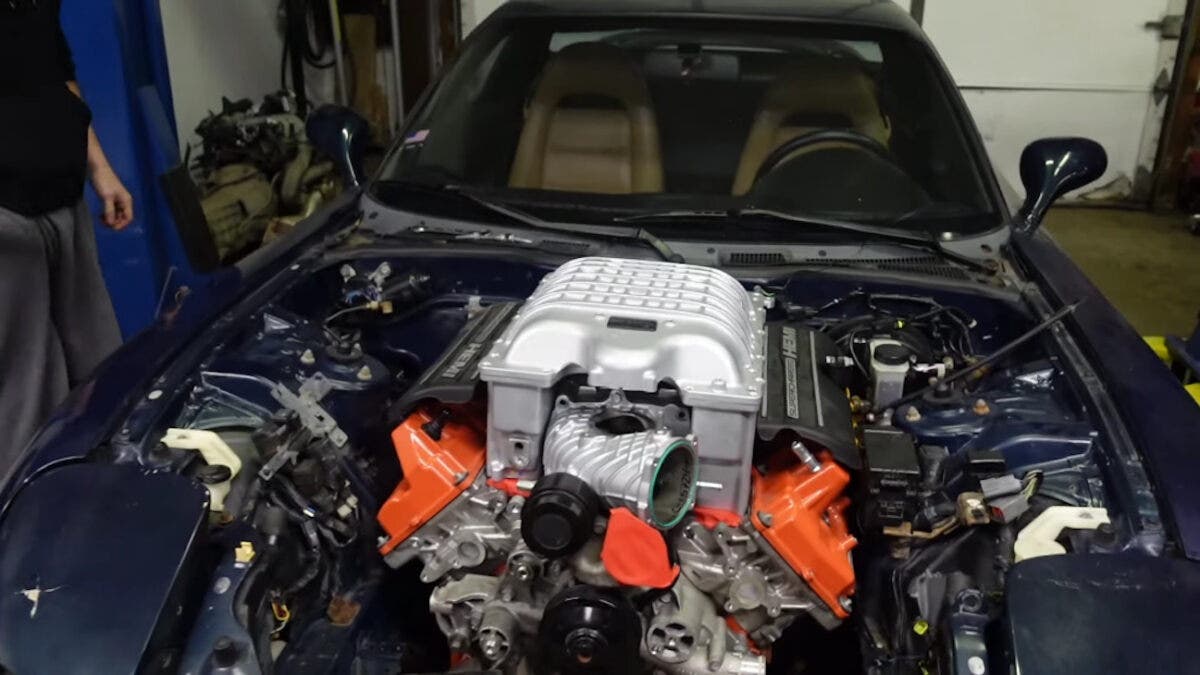 Questa Mazda RX-7 è equipaggiata da un Hellcat V8 | Video - ClubAlfa.it