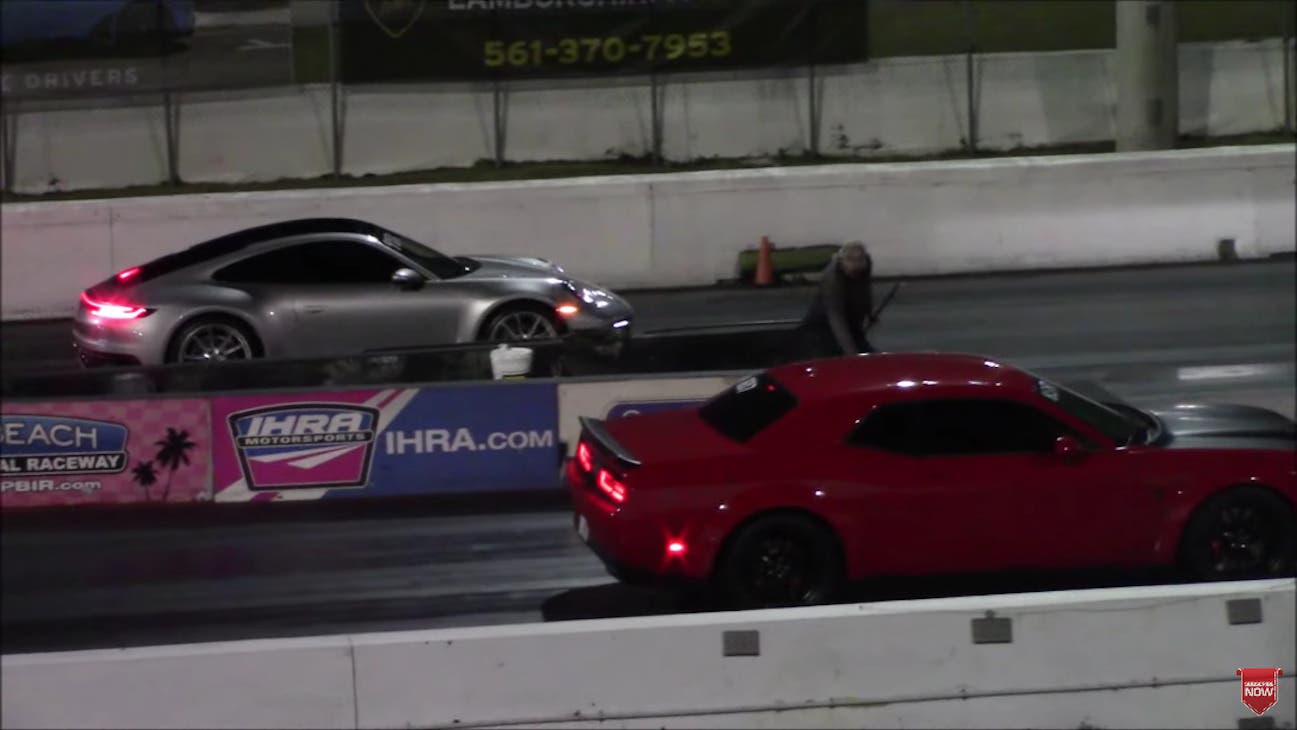 Dodge Challenger SRT Hellcat sfida una Porsche 911 Carrera in una drag ...