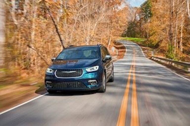 Chrysler Pacifica 2021: la palette colori si amplia con la nuova Fathom ...