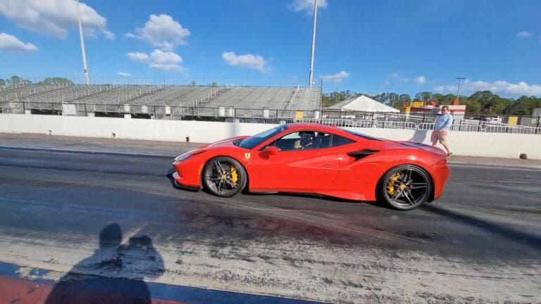 Ferrari F8 Tributo e 488 Pista messe a confronto in una drag race ...