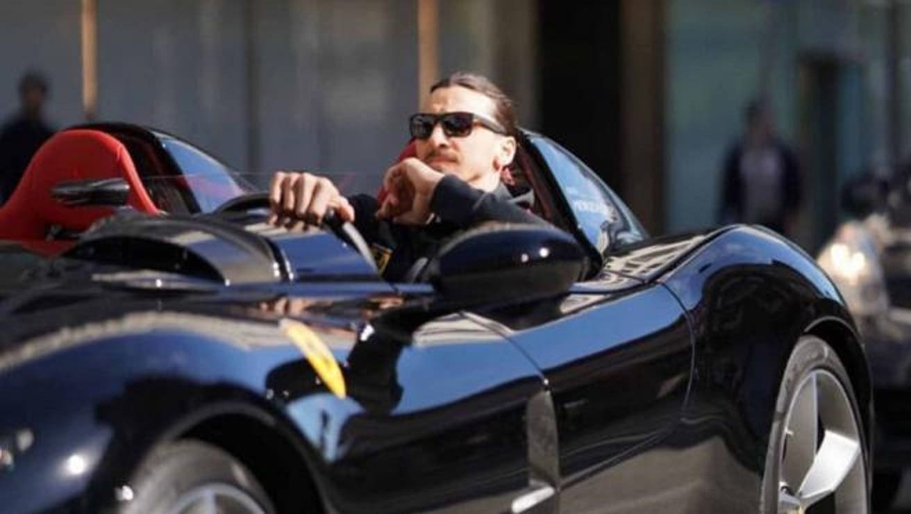 Ibrahimovic tira fuori dal box la sua esclusiva Ferrari per festeggiare ...