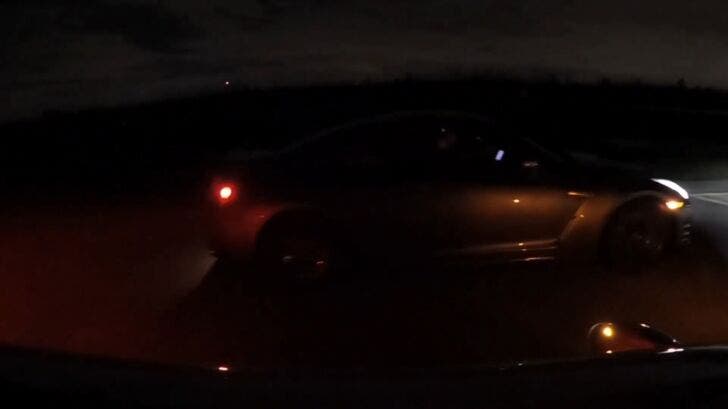 Dodge Challenger SRT Hellcat affronta una Nissan GT-R sull'asfalto ...