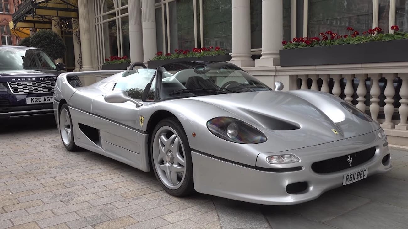 Una Ferrari F50 silver fa casino per le strade di Londra | Video ...