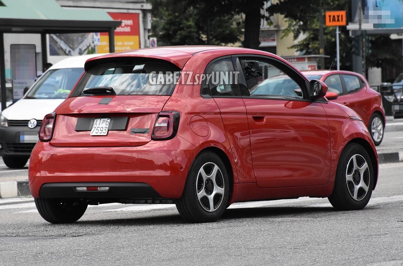 Nuova Fiat 500 Elettrica avvistata in un’inedita colorazione rossa ...