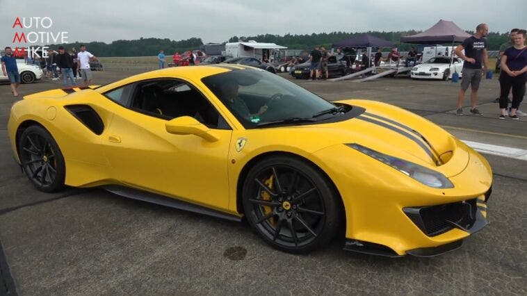 Ferrari 488 Pista gialla mostra le sue abilità in varie drag race ...