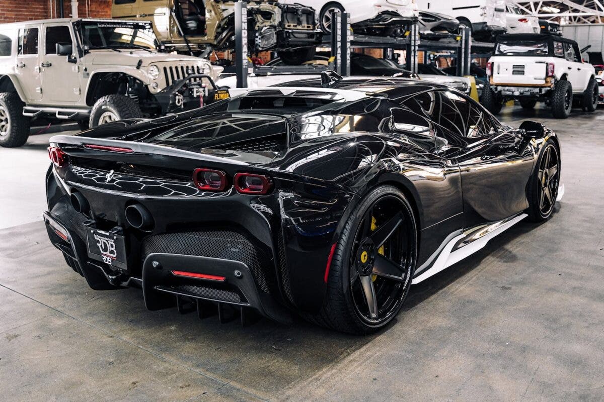 Ferrari SF90 Stradale si trasforma grazie ad un kit in fibra di ...