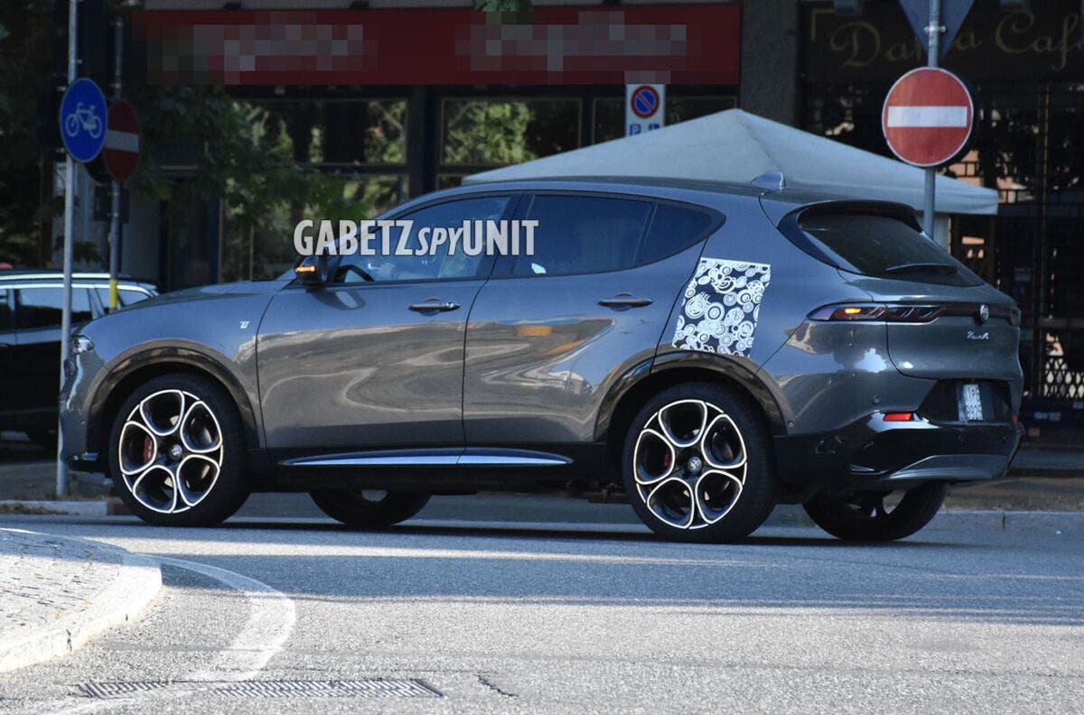 Alfa Romeo Tonale PHEV: la top di gamma avvistata di nuovo [Foto spia ...