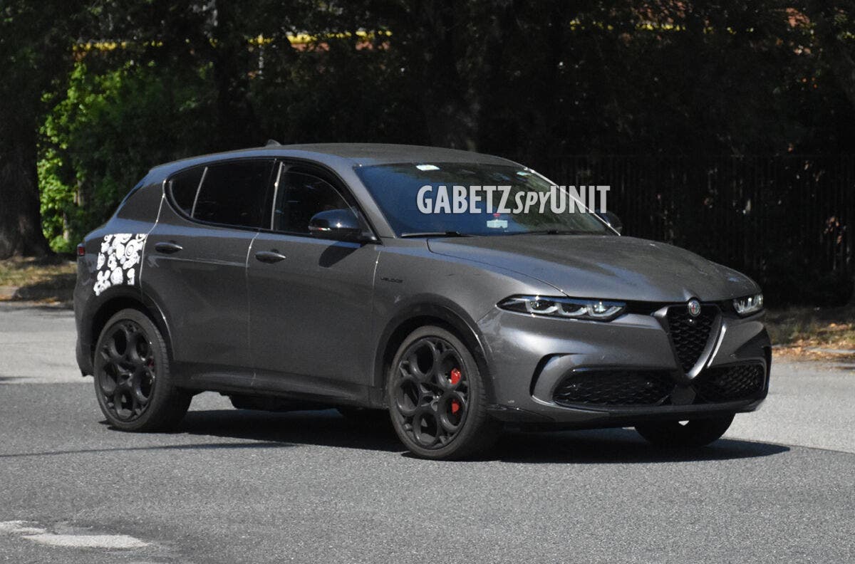 Alfa Romeo Tonale PHEV: il prototipo avvistato di nuovo [Foto spia ...