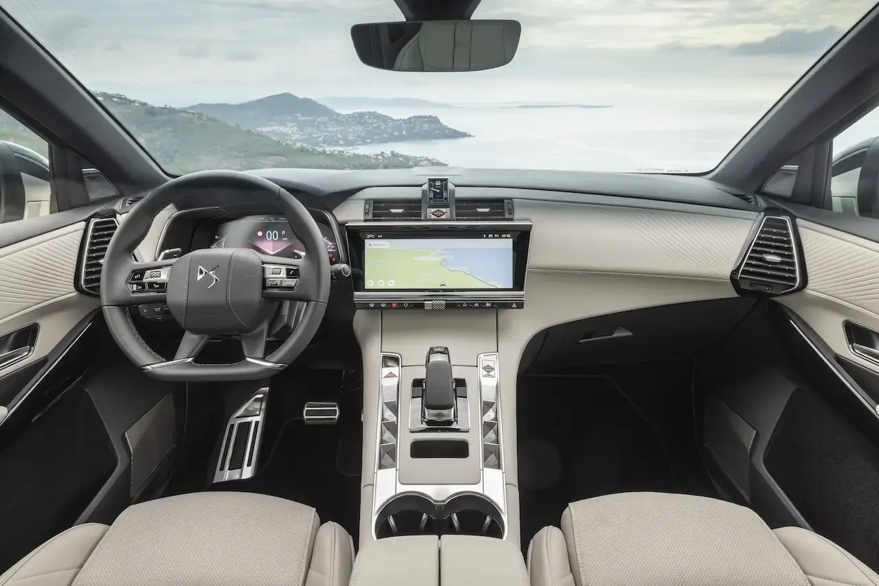 DS 7 in arrivo: interni, tecnologia, motori e prezzi - ClubAlfa.it