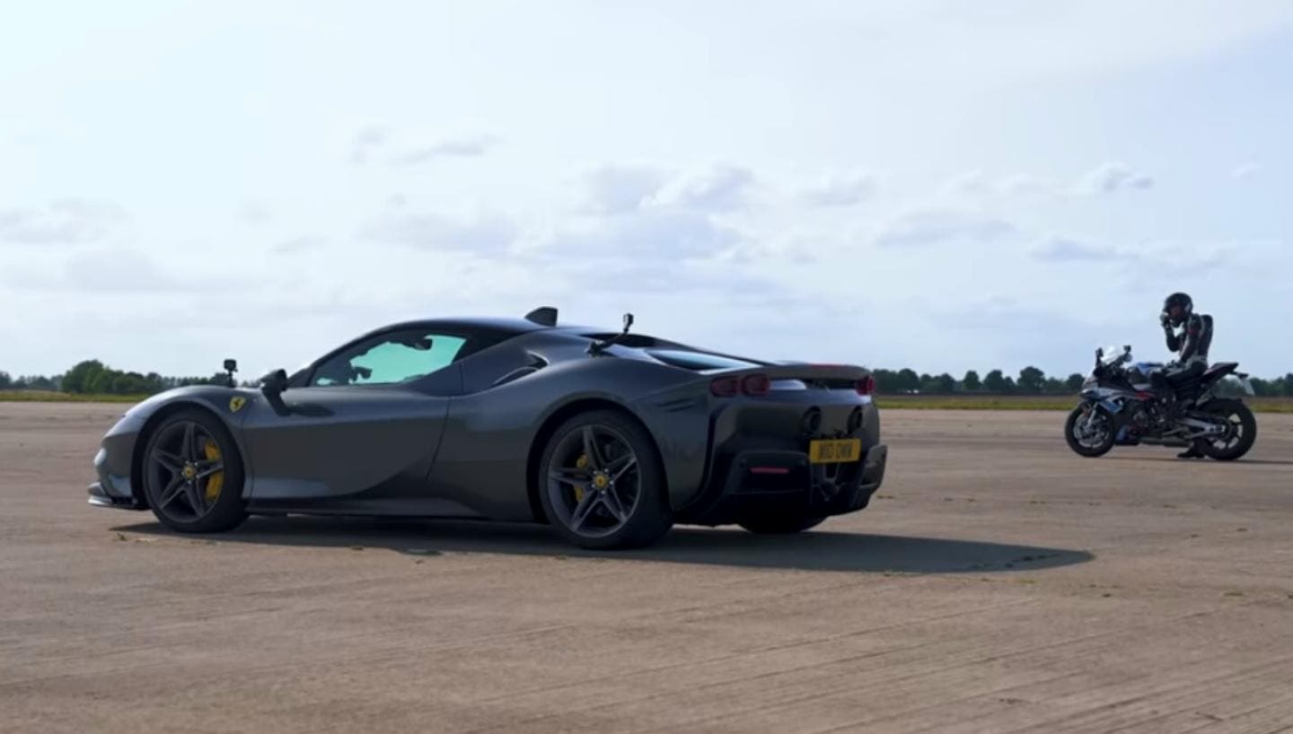 Ferrari SF90 Stradale vs BMW Superbike: drag race stellare | Video ...