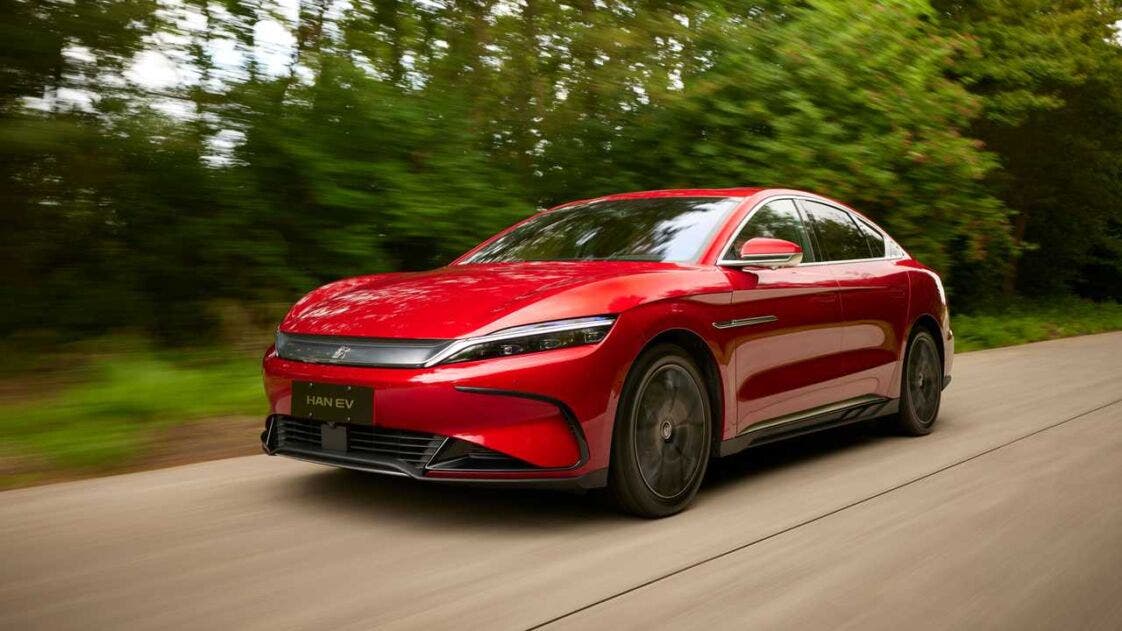 BYD acquista uno stabilimento Stellantis per produrre motori per auto ...