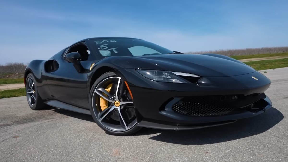 Ferrari 296 GTB sfida una Dodge Charger e una Subaru BRZ in una drag ...