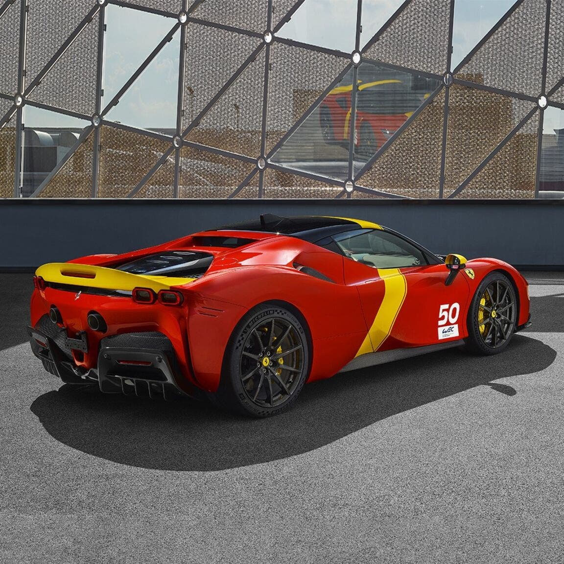 Ferrari SF90 Stradale in livrea hypercar della pole a Le Mans - ClubAlfa.it