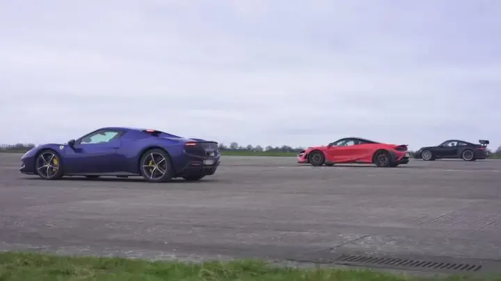 Ferrari 296 GTB vs McLaren 765LT vs Porsche GT2 RS: chi vince la drag ...