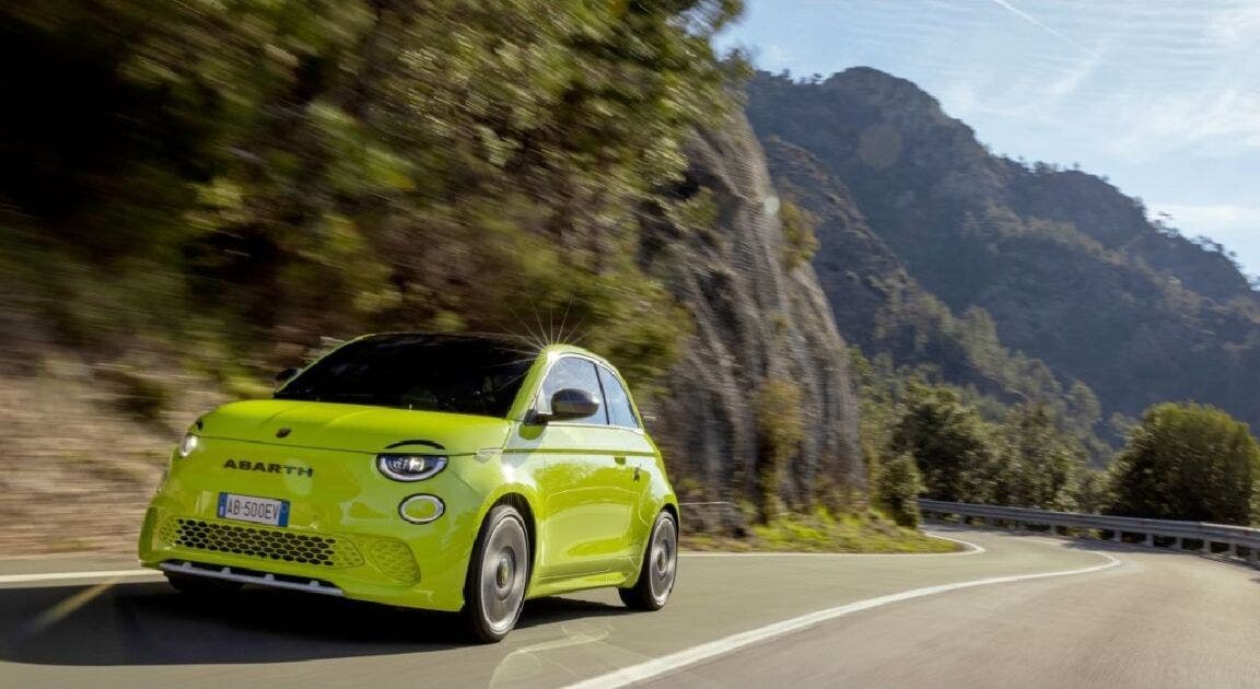 Abarth torna ad entusiasmare gli appassionati con la 500e alla Milan ...