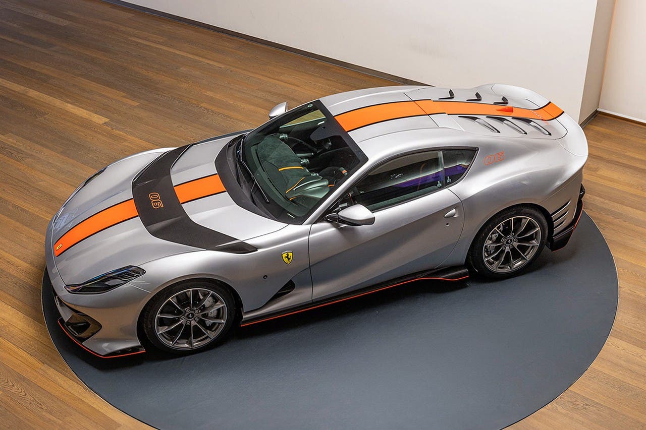 La Ferrari 812 Competizione in tinta argento e arancio che non ti ...