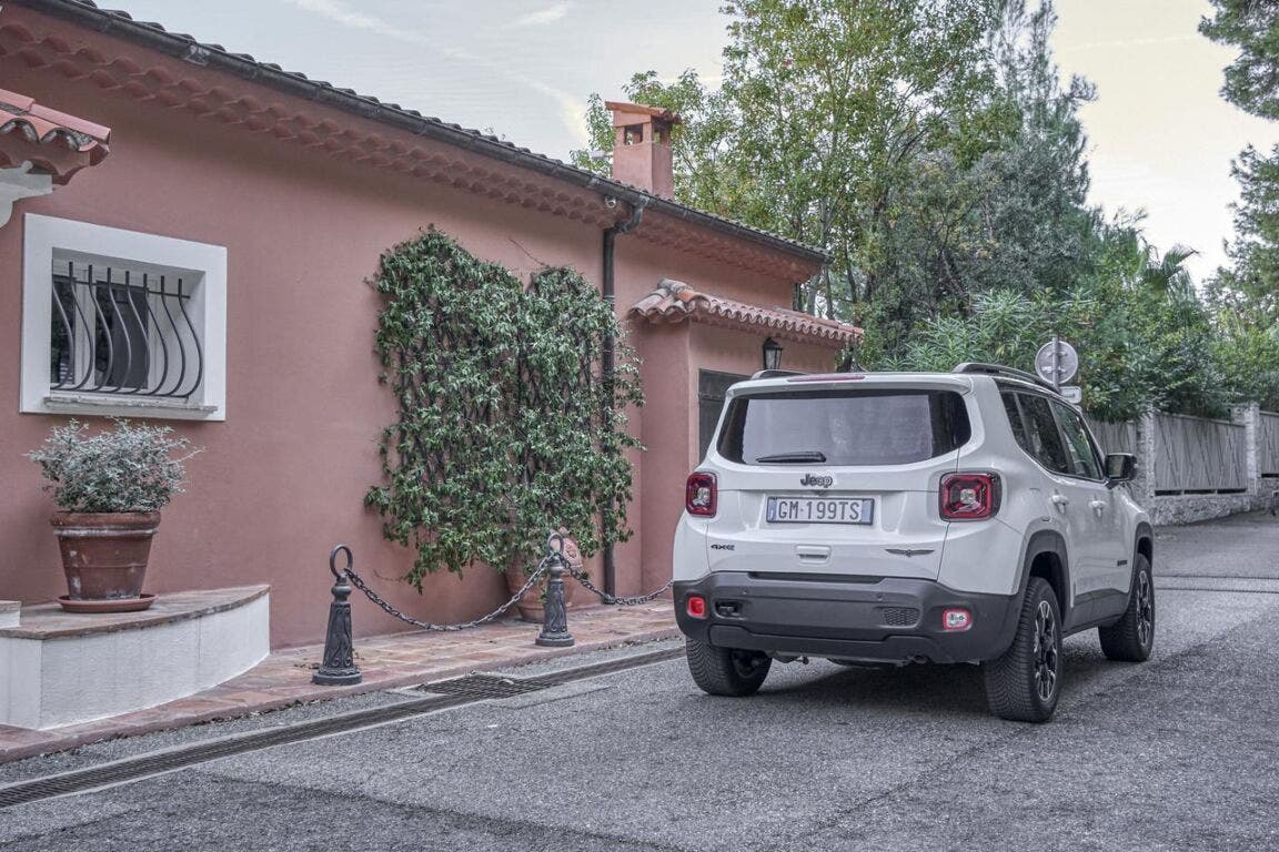 Jeep Renegade 4xe alla scoperta dei nove giardini di Saint-Jean-Cap ...