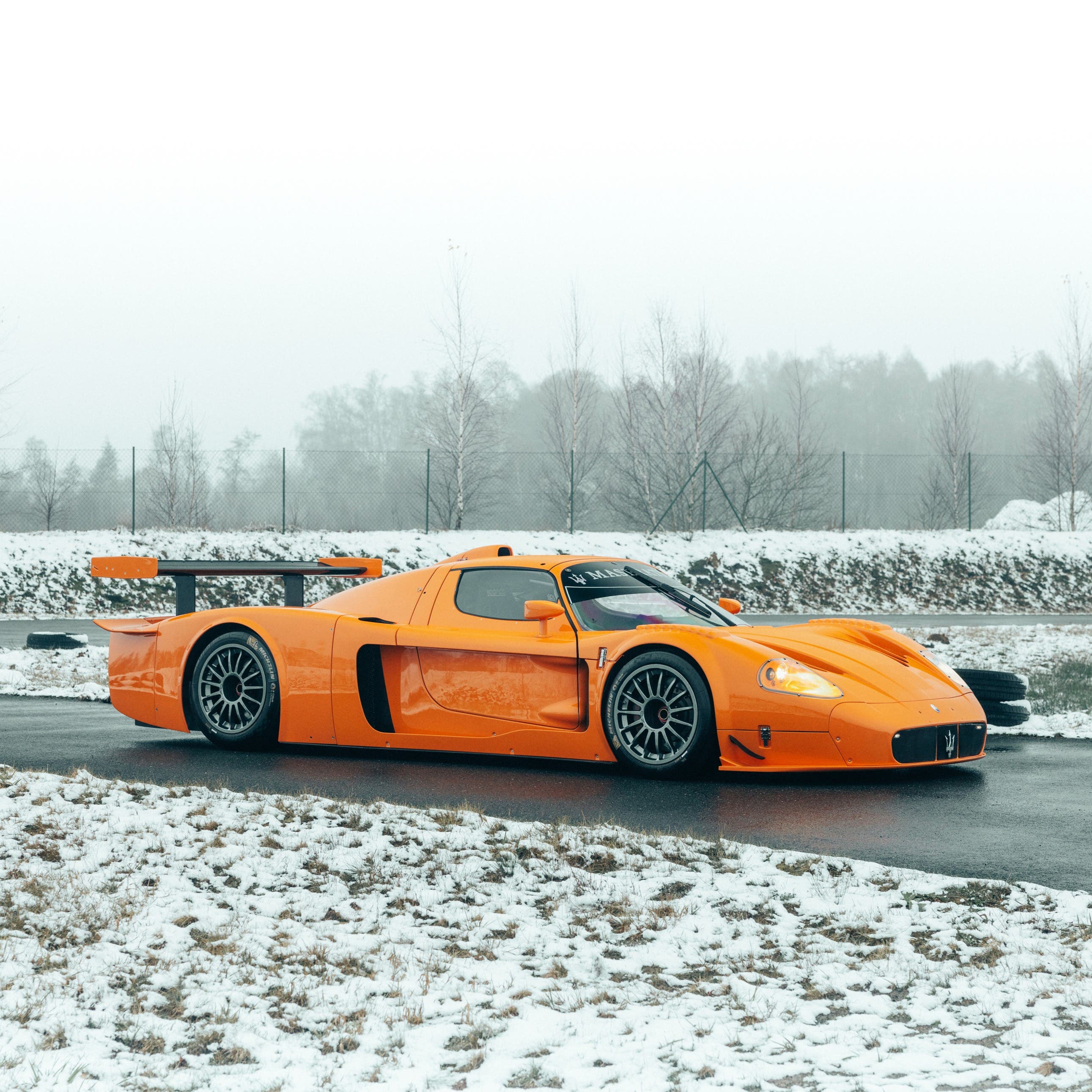 Una Maserati MC12 Versione Corsa in tinta Arancio va all'asta a Parigi ...