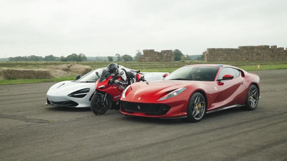 Ferrari 812 Superfast vs McLaren 720S vs Ducati Panigale V4 S: chi ...