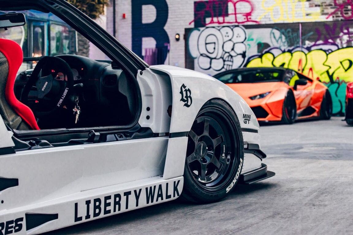 Liberty Walk LB40 AZ-1: una kei car trasformata in Ferrari F40 ...