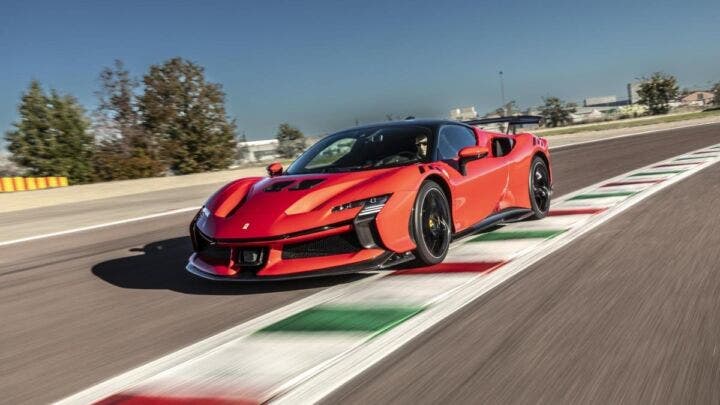 Ferrari F8 Tributo e McLaren 720S si fronteggiano in una drag race ...
