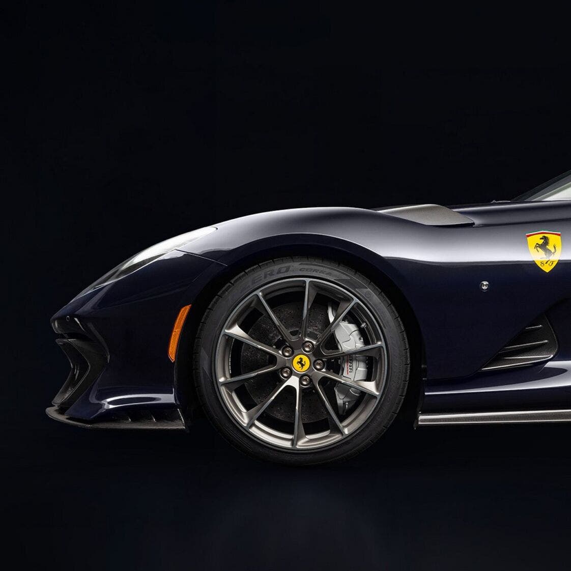 Ferrari 812 Competizione in Blu Pozzi: un bolide in abito da sera ...