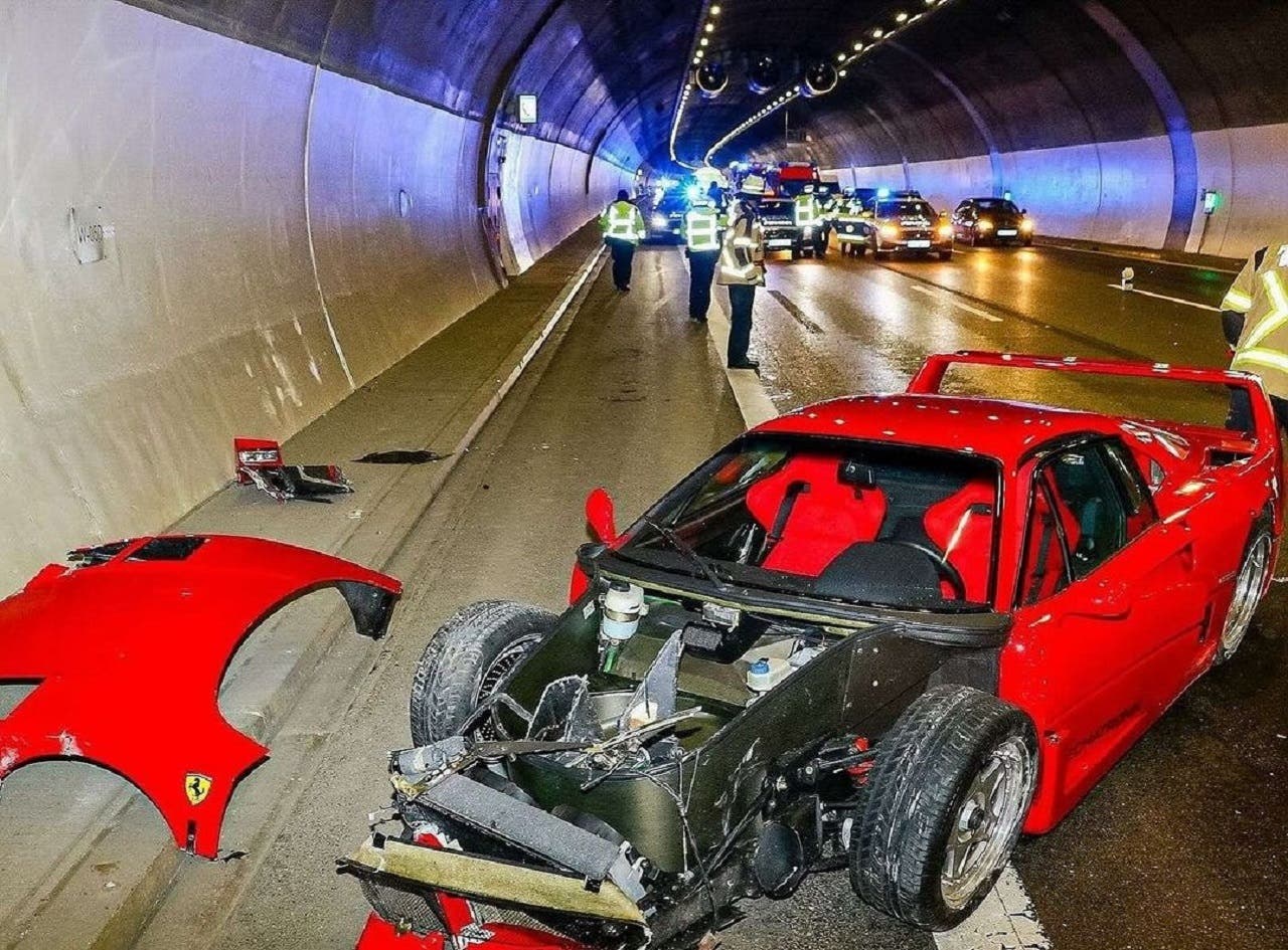 Ferrari F40: raro esemplare distrutto dal dipendente di una ...