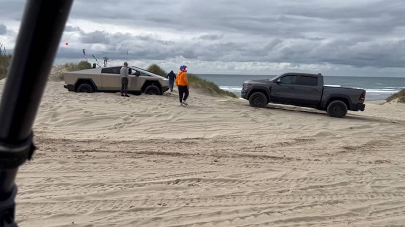 RAM 1500 mette in salvo una Tesla Cybertruck insabbiata | Video ...