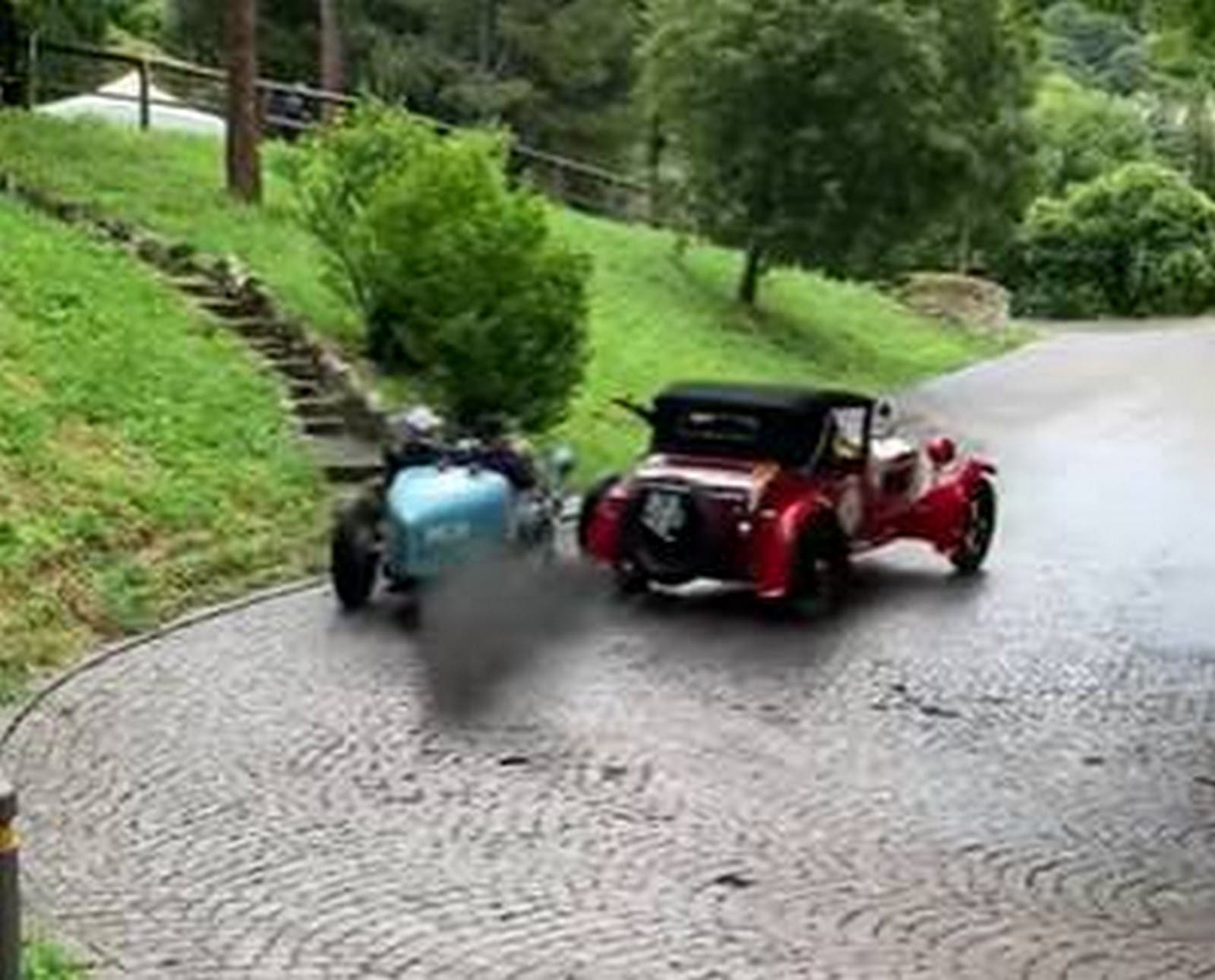 Il rabbioso sorpasso dell'Alfa Romeo sulla Bugatti alla 1000 Miglia ...