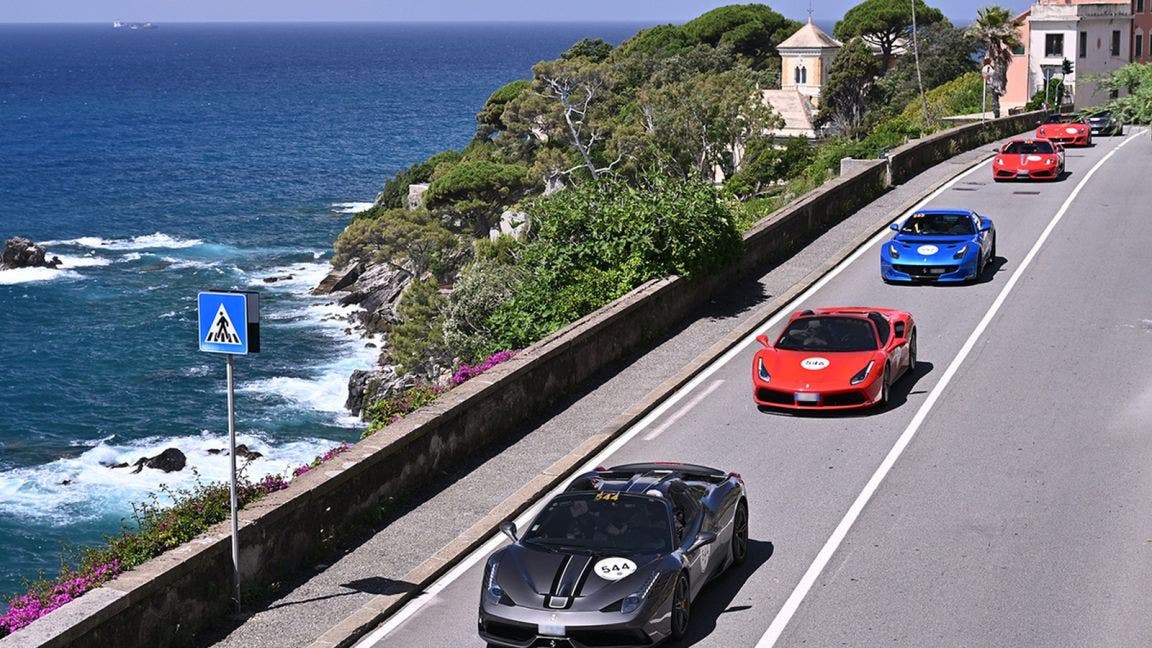 Ferrari SF90 vs Porsche 911 Turbo S: drag race stellare | Video ...