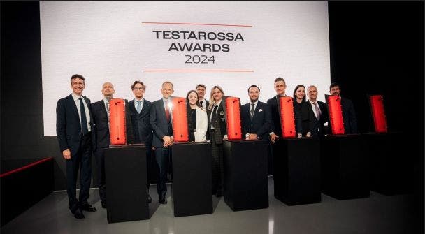 Ferrari ha premiato i migliori dipendenti dei concessionari con il ...