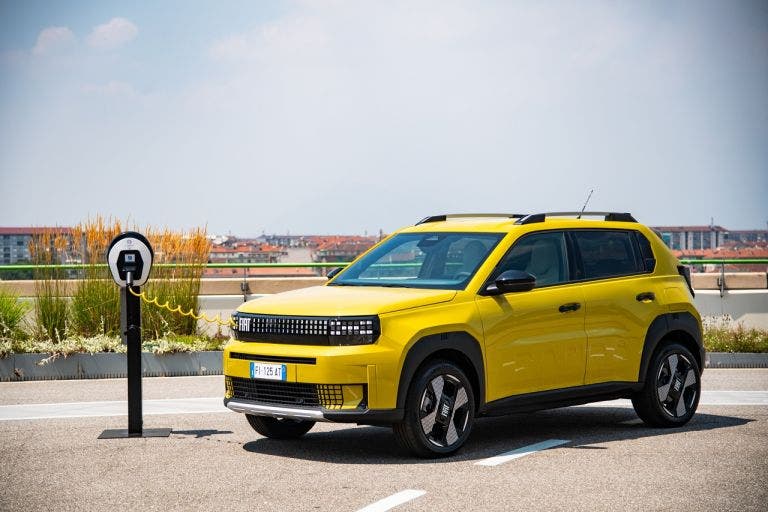Fiat Grande Panda elettrica: prezzo super ad ottobre 2025, costa quanto ...