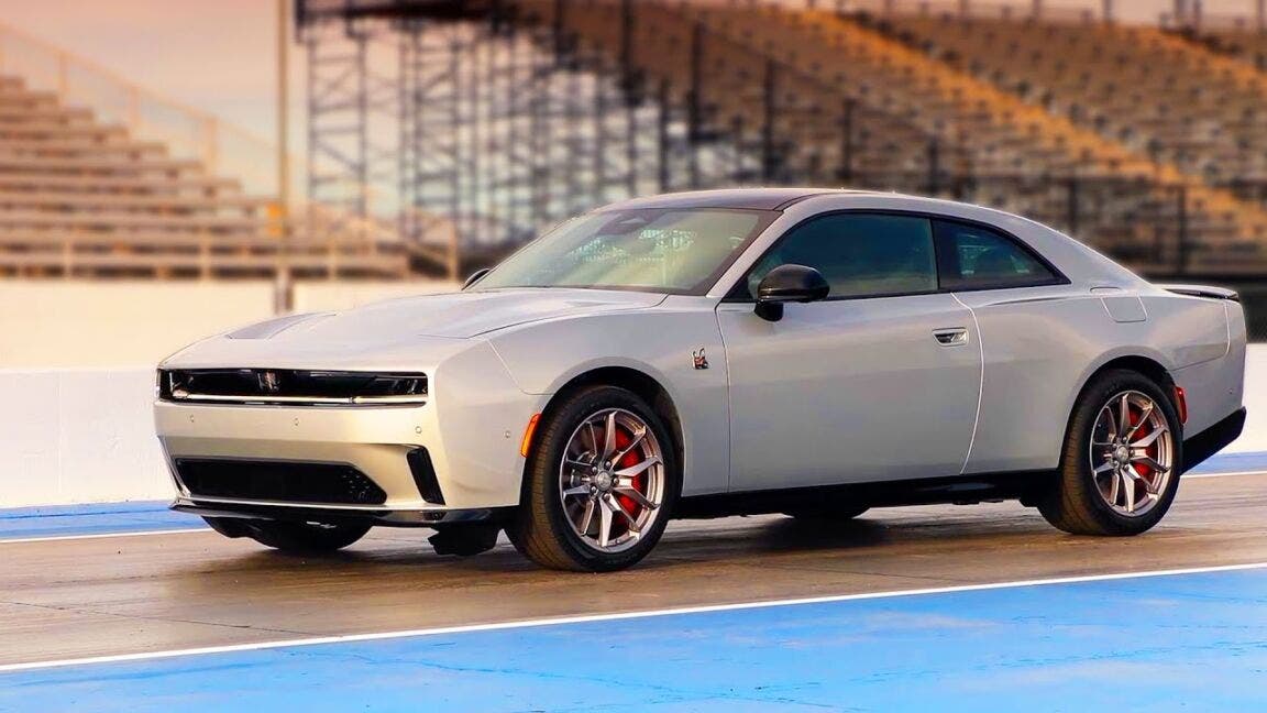 Dodge Charger Daytona EV batte la Challenger Hellcat Redeye nel ...