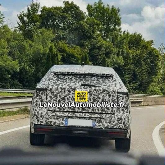 La nuova DS N°7 gira già su strada, ecco le prime foto spia - ClubAlfa.it