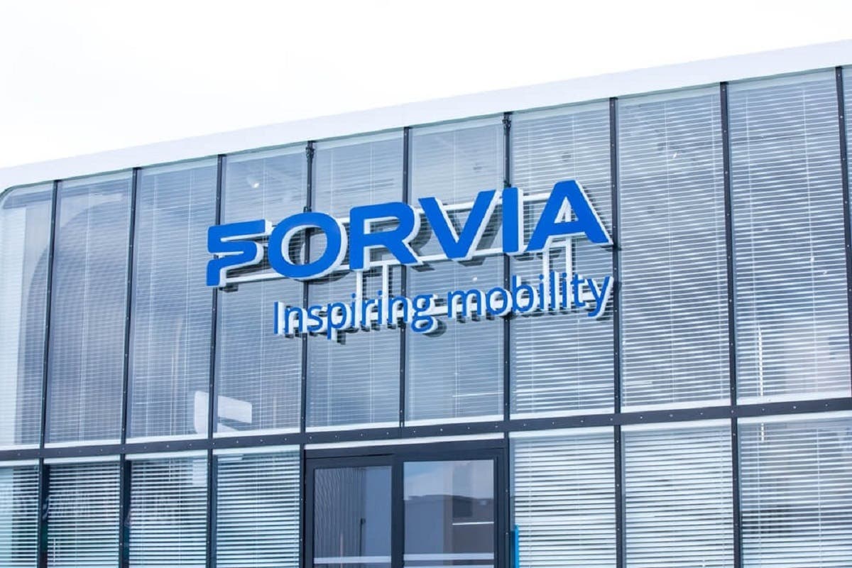 Forvia registra una perdita semestrale dopo l'addio di Stellantis ...