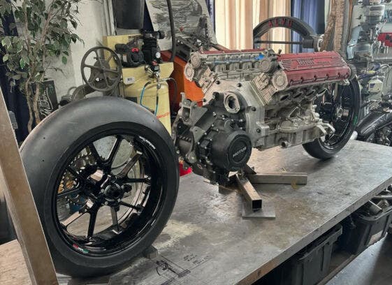Se un V8 Ferrari sta su due ruote: ecco la HF355, forse la moto più ...