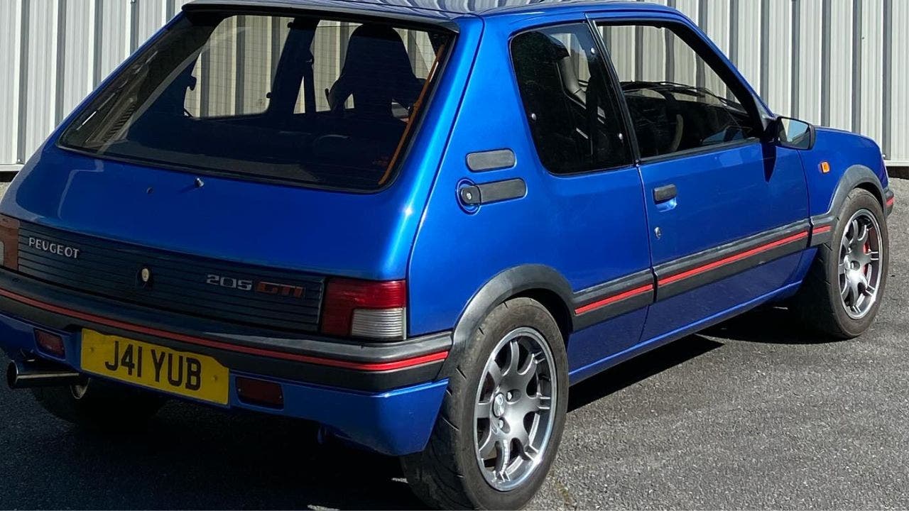 Questa Peugeot 205 GTI apparentemente "innocua" riesce a battere una ...