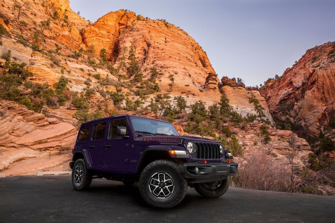Jeep si spengono in strada mentre sono in movimento dopo un ...