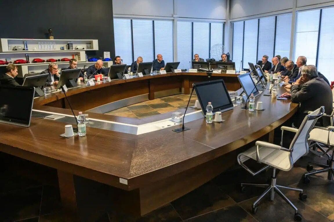 Antonio Filosa ha chiesto aiuto ai sindacati per chiedere all'UE di ...